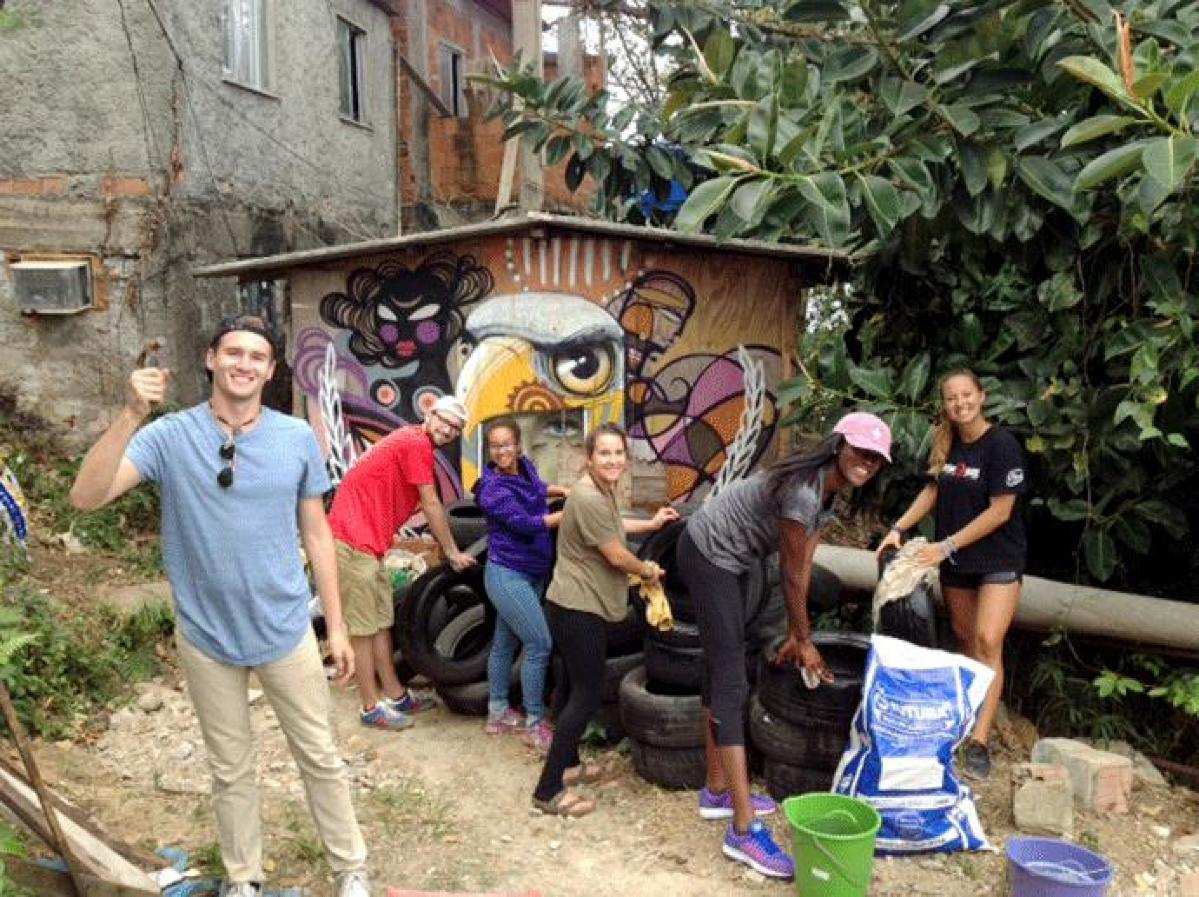 Americanos constroem playground em favela do Rio durante Olimpíada ...
