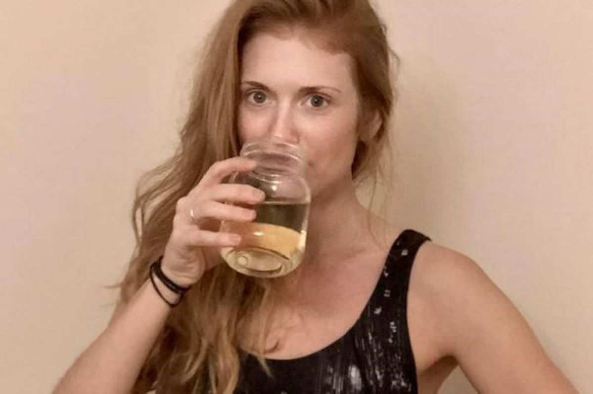 Mulher afirma ter curado dores crônicas bebendo a própria urina ...