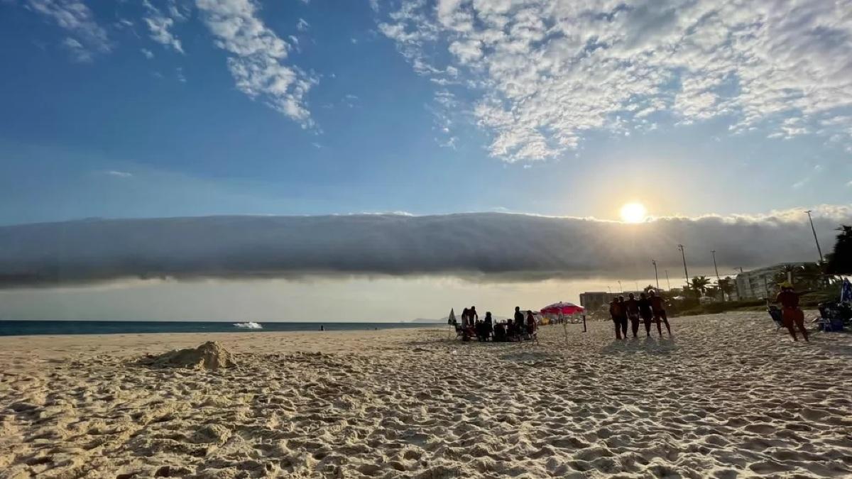 Nuvem-rolo com aparência de tsunami surpreende banhistas em praia ...