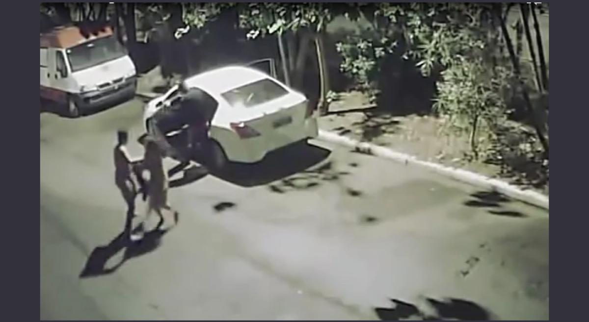 Casal é Assaltado Durante Ato Sexual Dentro Do Carro E Fica Pelado Na