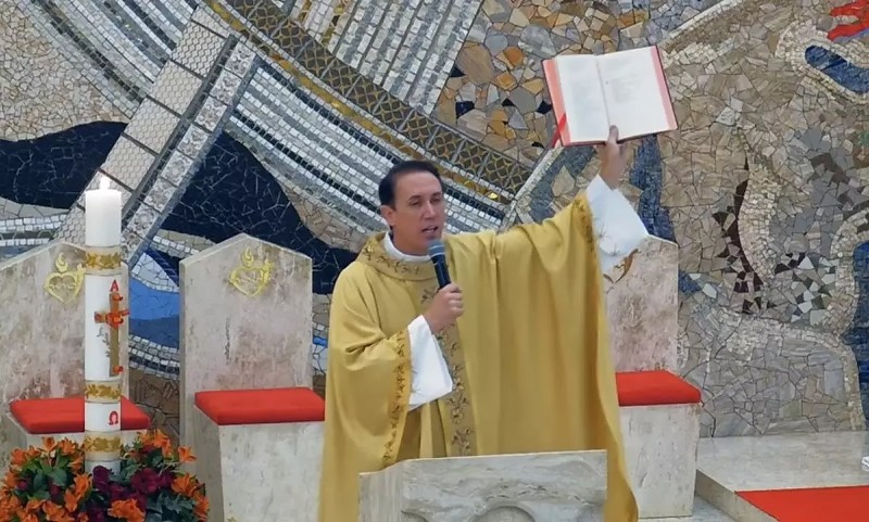 Padre viraliza após chamar fiéis de “vadios e preguiçosos” durante ...